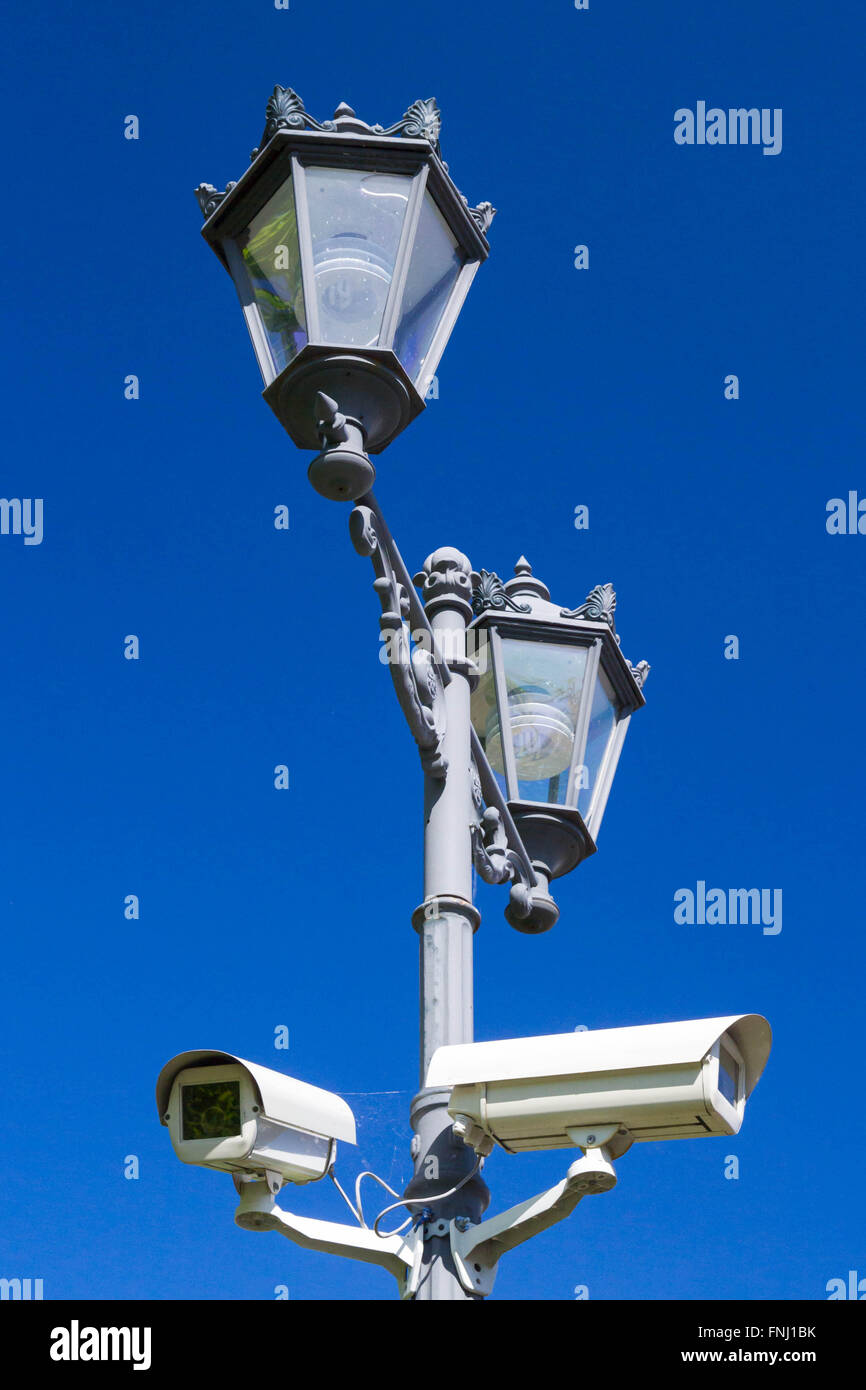 Caméra de Surveillance sur le poteau électrique Photo Stock - Alamy