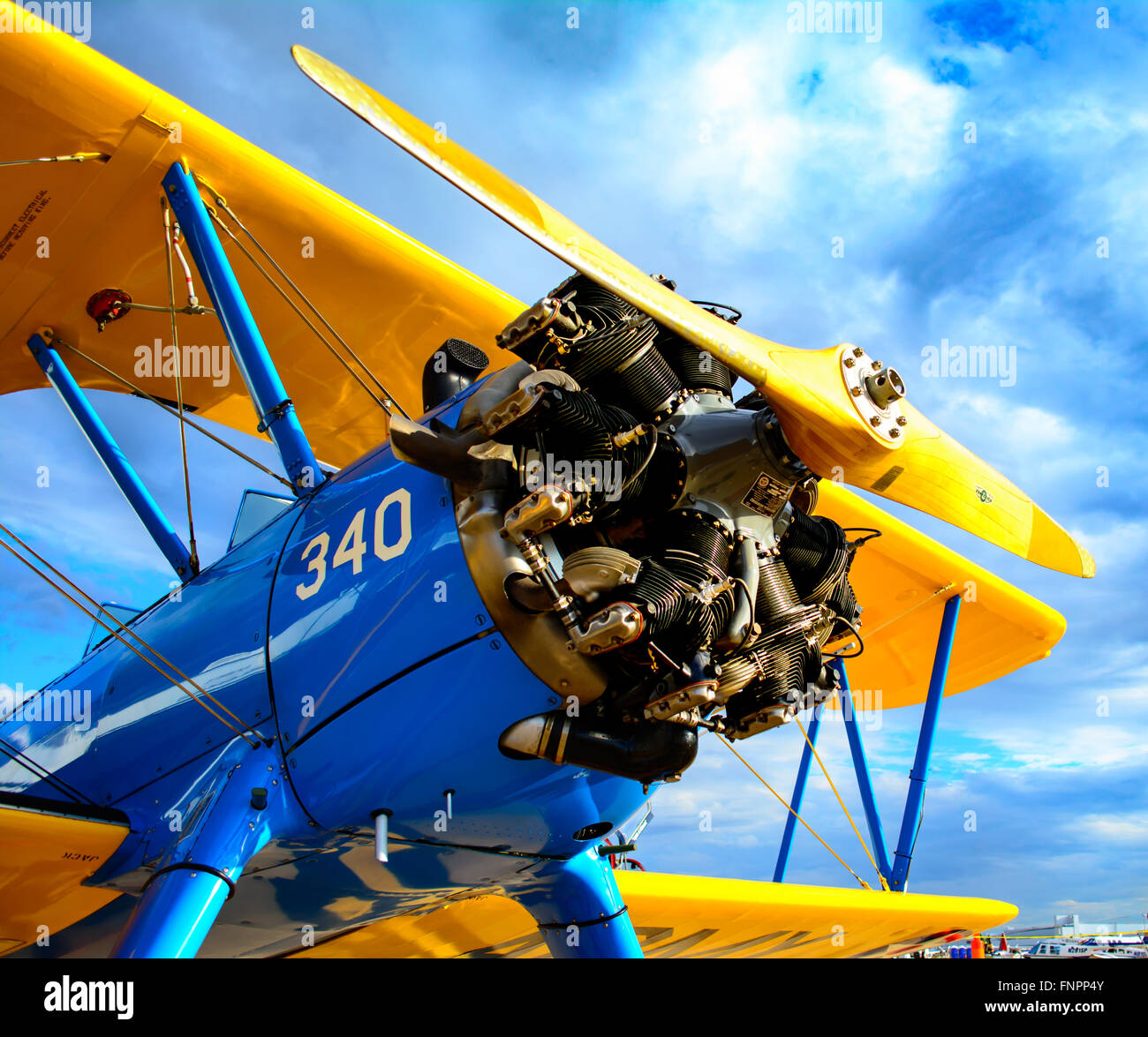 Avion jaune et bleu Banque de photographies et d’images à haute ...