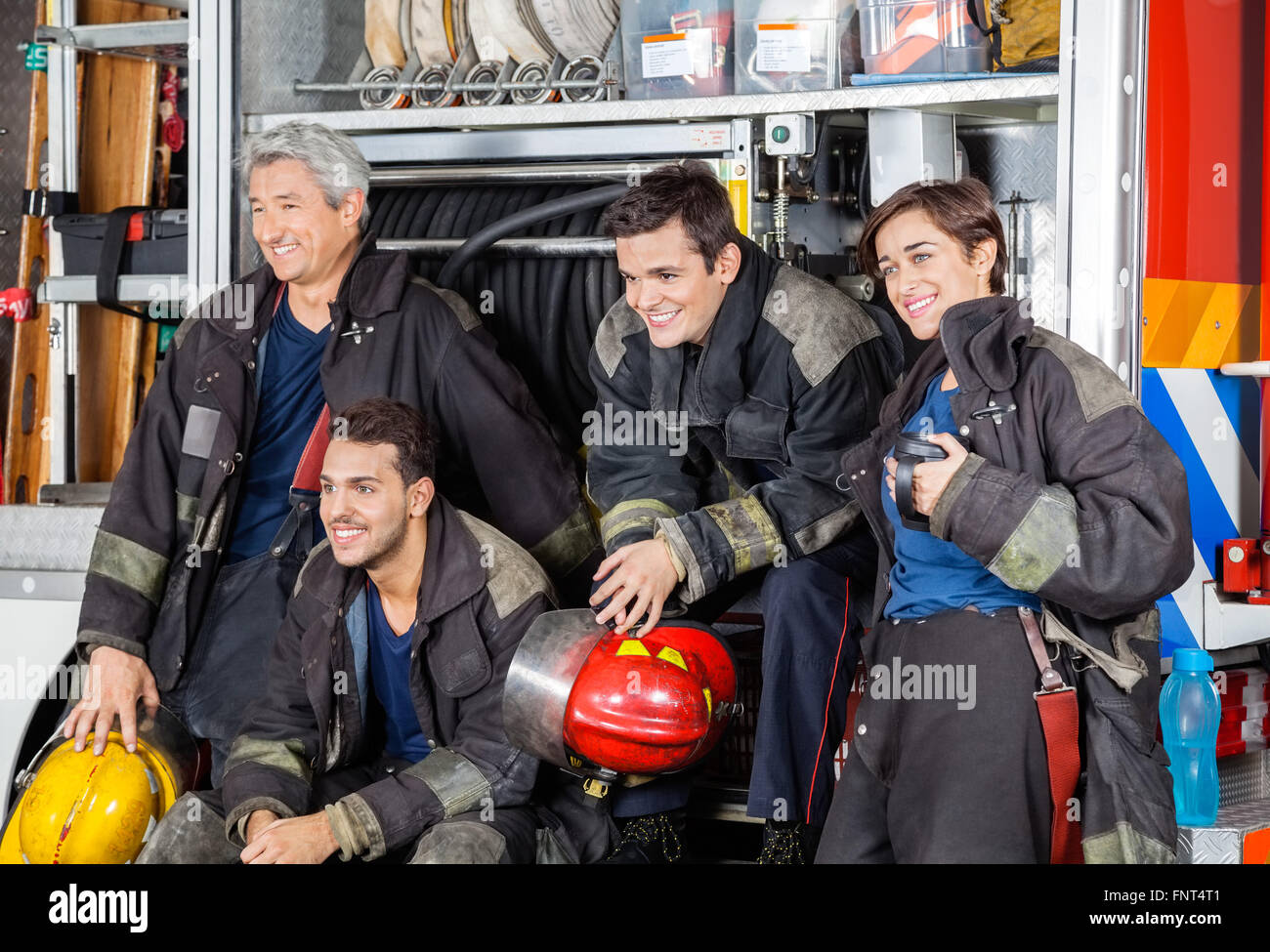 Équipe de professionnels les pompiers à la route par camion à la ...