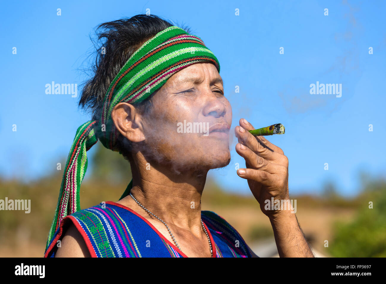 Homme fumeur Banque de photographies et d’images à haute résolution - Alamy
