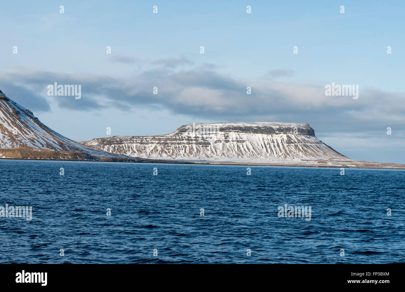 Le volcan bouclier à côté de Kirkjufell sur la péninsule de ...