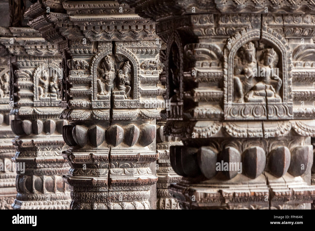 Le Népal, Patan. Colonnes du temple hindou sculptures dépeignant ...