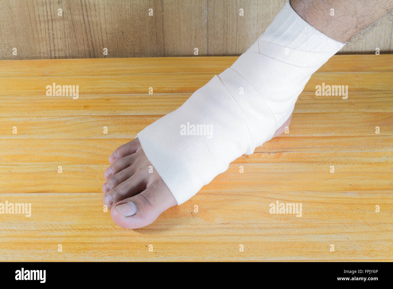 Mâle est enveloppant sa blessure au pied avec bandage Photo Stock - Alamy