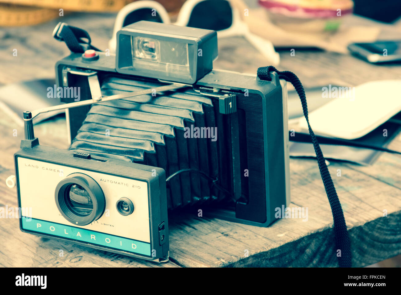Vintage polaroid instant camera Banque de photographies et d’images à ...