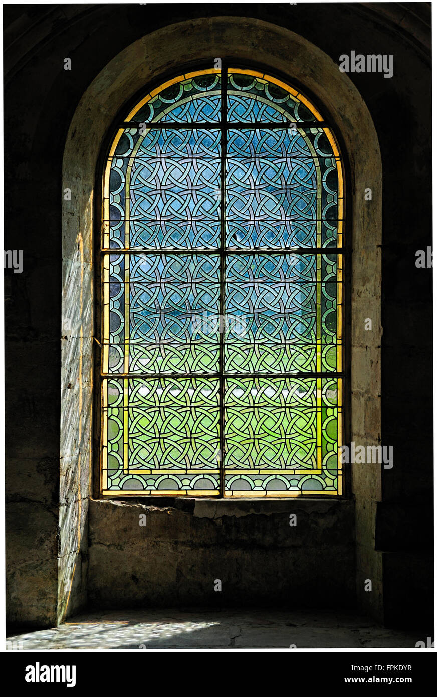Vitrail à motifs simples dans une abbaye française Photo Stock - Alamy