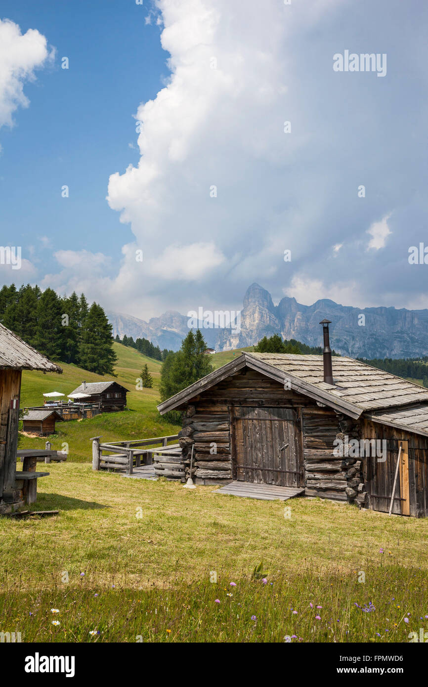 Huttes alpines sur le plateau de la pralongia Banque de photographies ...