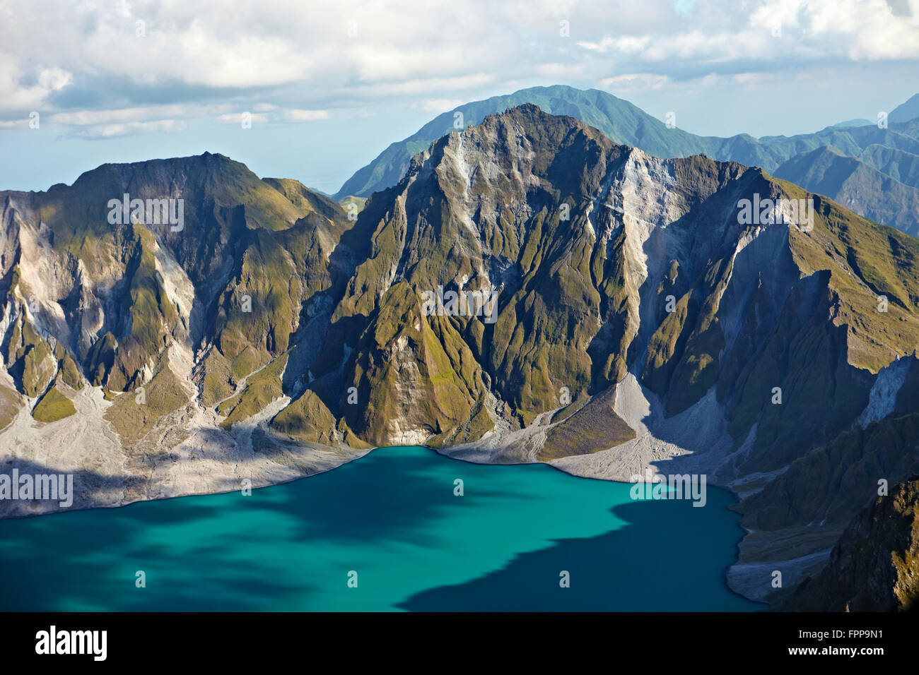 Le sommet et le lac cratère du mont Pinatubo, un volcan qui a éclaté en ...