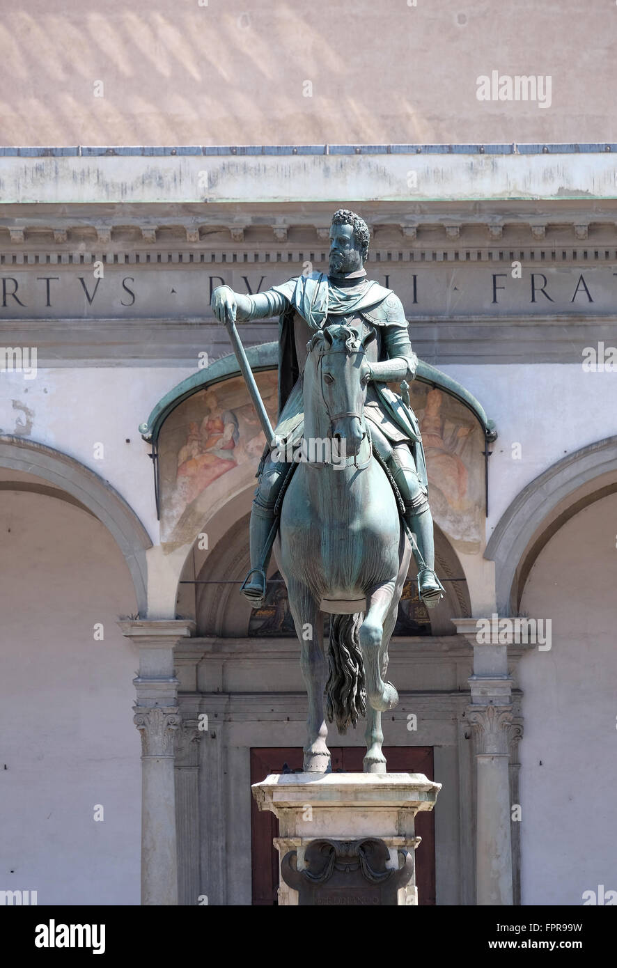 Statue de Ferdinand I de Médicis à il Piazza della Santissima ...