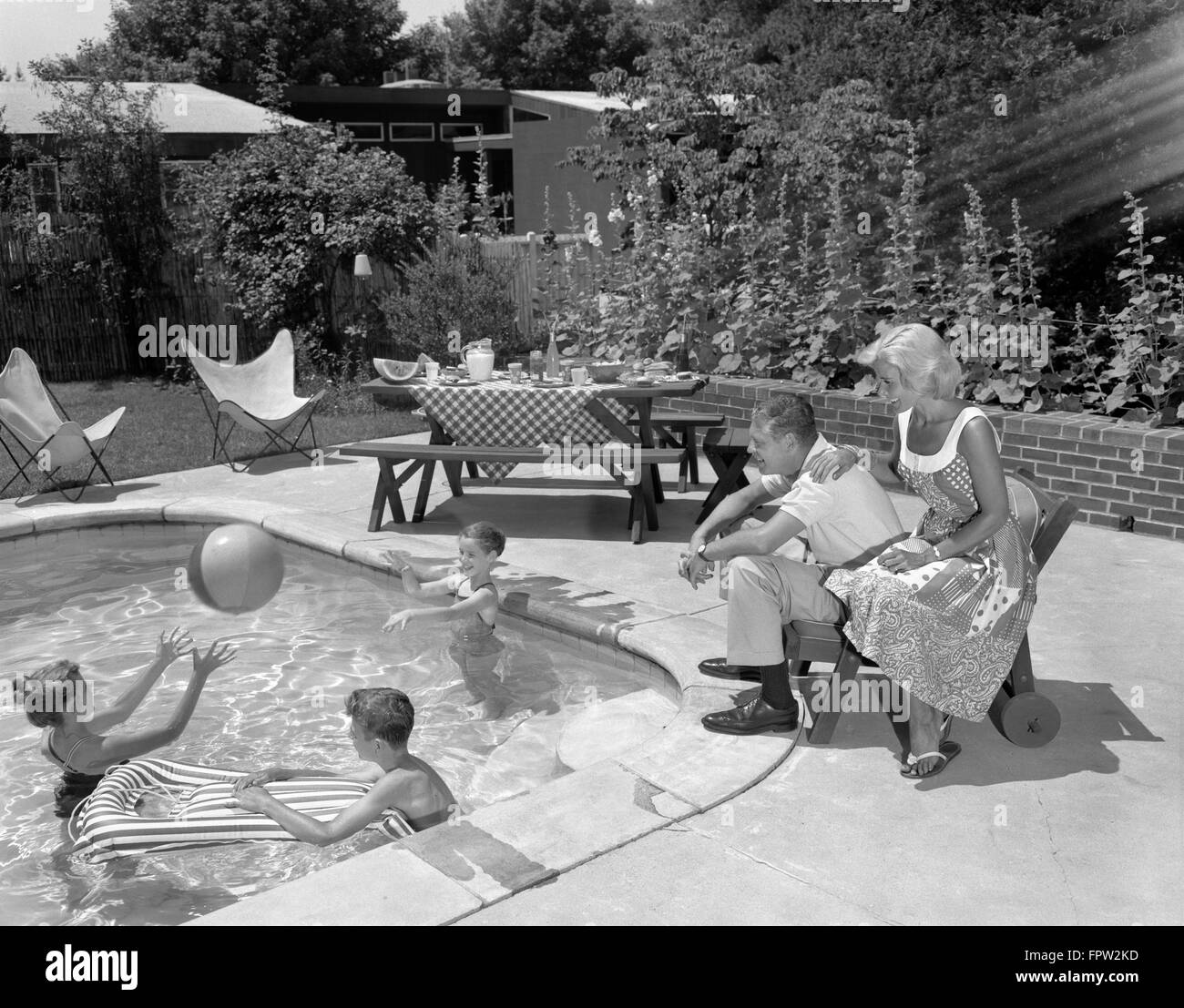 Parents And Kids And 1950s Banque d'image et photos - Alamy