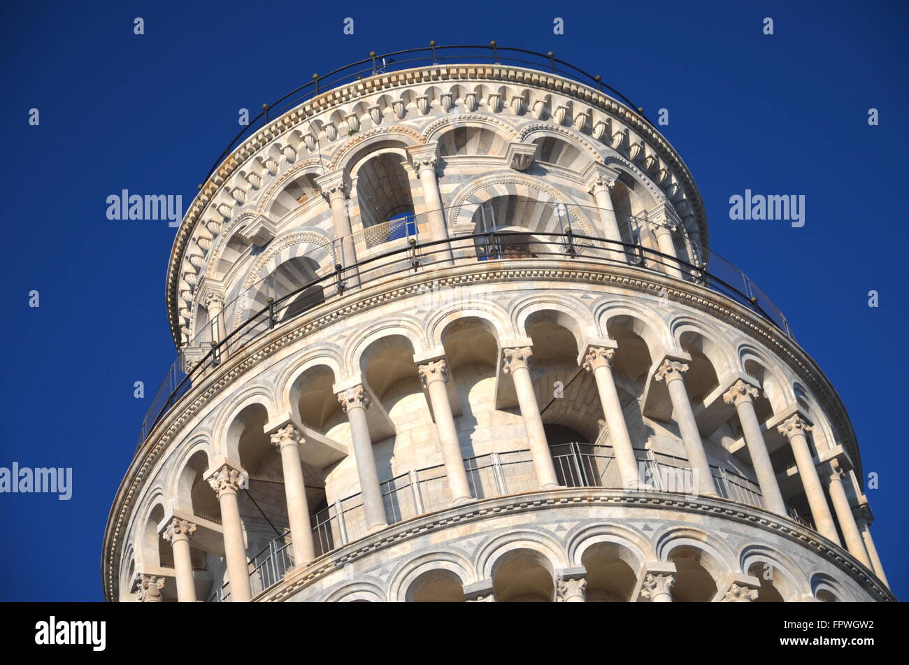 La célèbre Tour penchée sur la Place des Miracles à Pise, Toscane ...