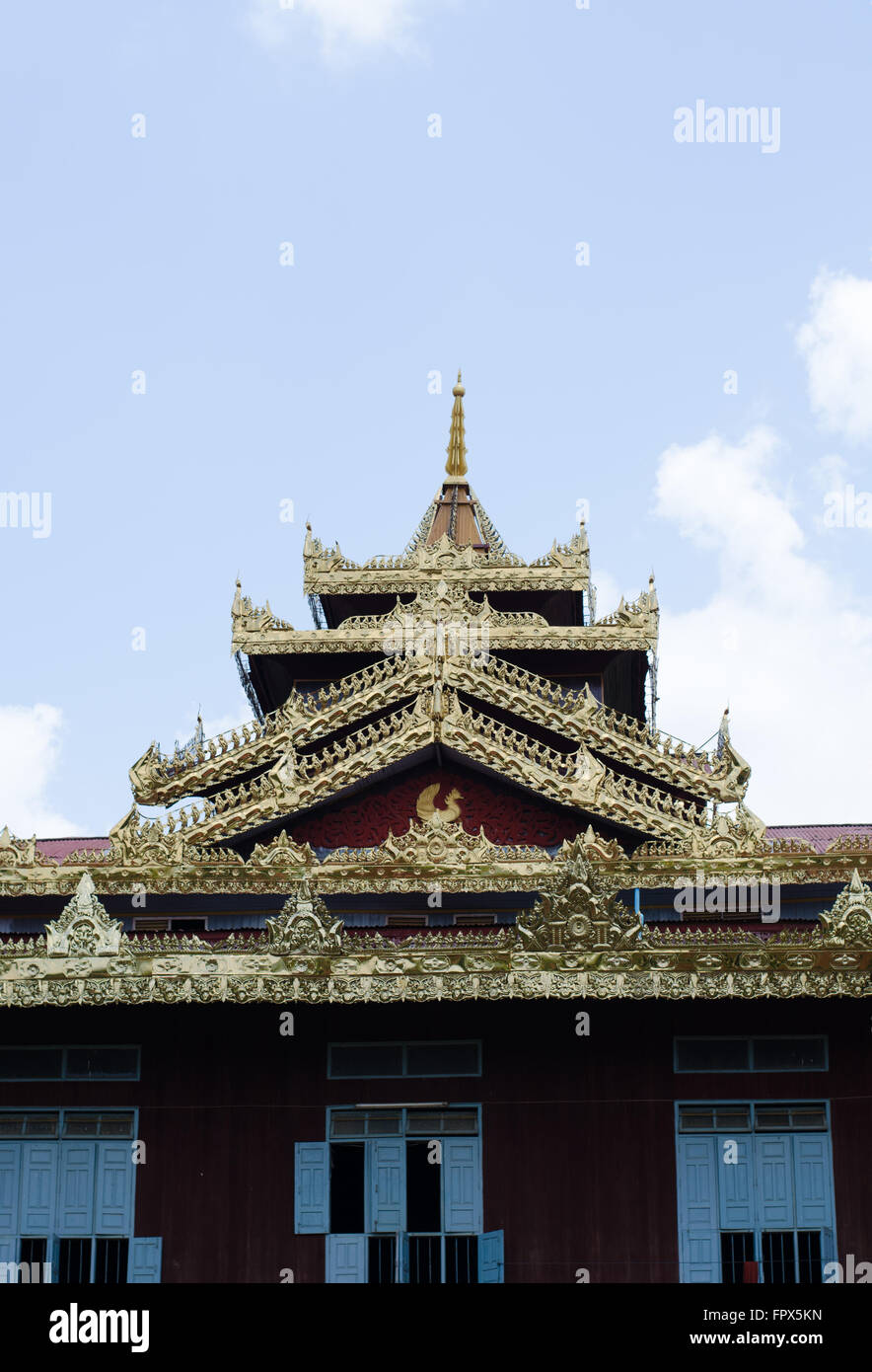 Toit de style myanmar temple de Wat Tai Ta Ya Monastère, Payatongsu ...