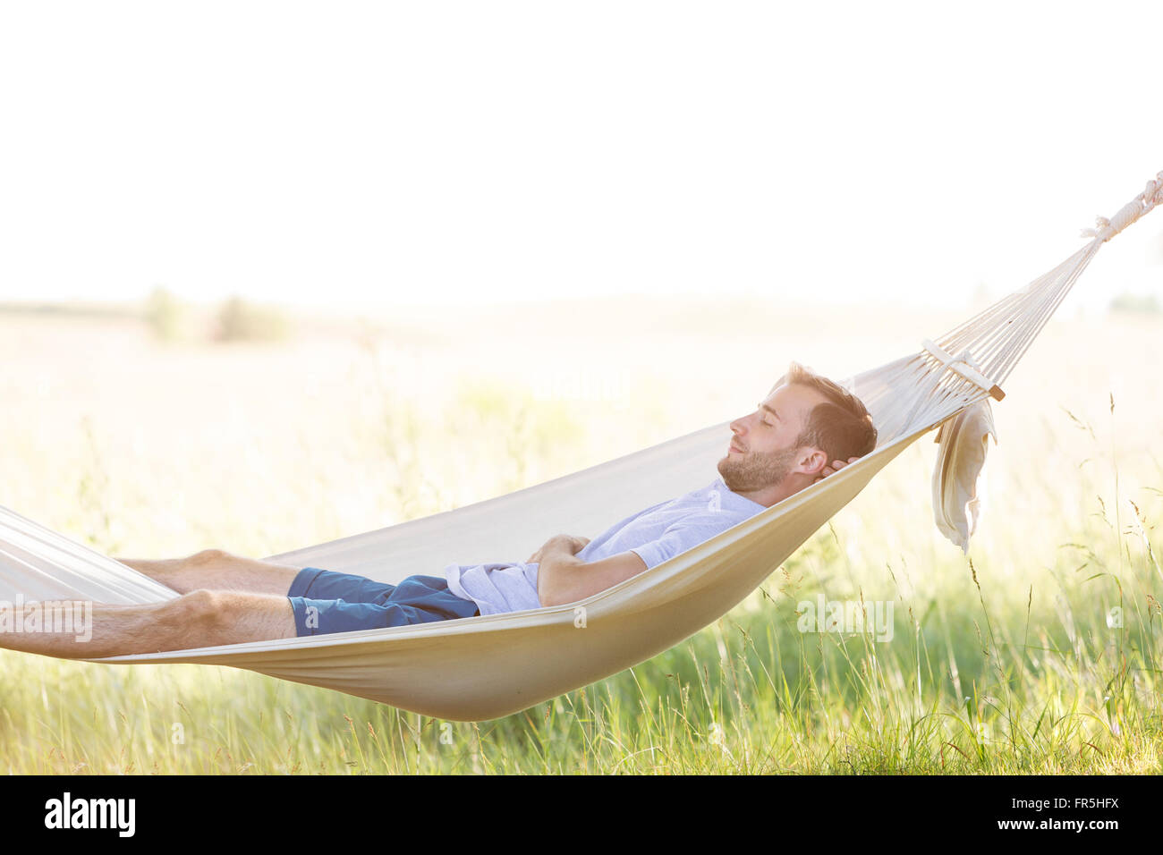Jeune homme dormant dans un hamac d'été Photo Stock - Alamy
