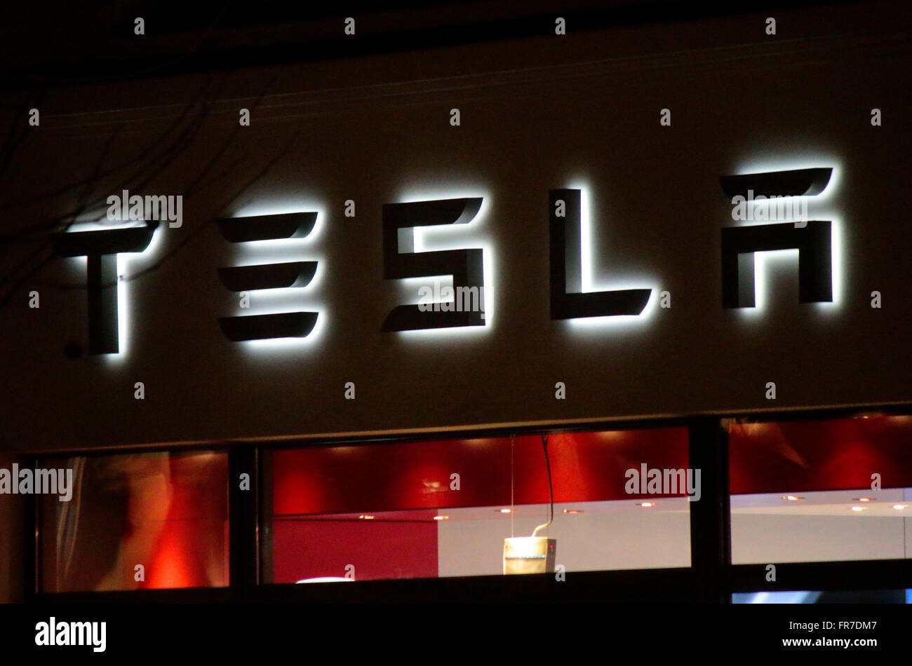 Tesla logo Banque de photographies et d’images à haute résolution - Alamy