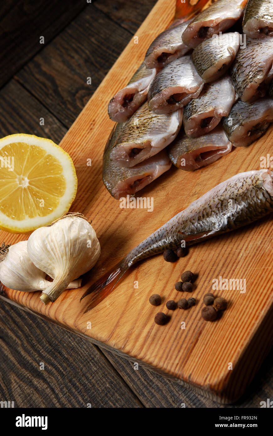 Le poisson cru avec du citron, l'ail, le poivre et le laurier ronde on ...