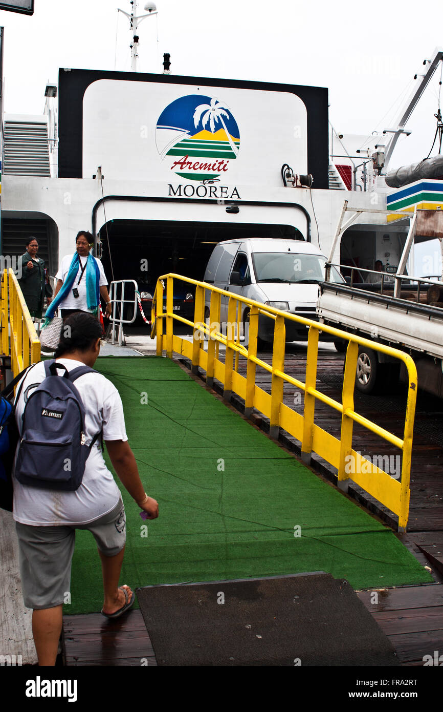 Île de Moorea, Polynésie Française, débarquer le catamaran 5 Armiti de ...