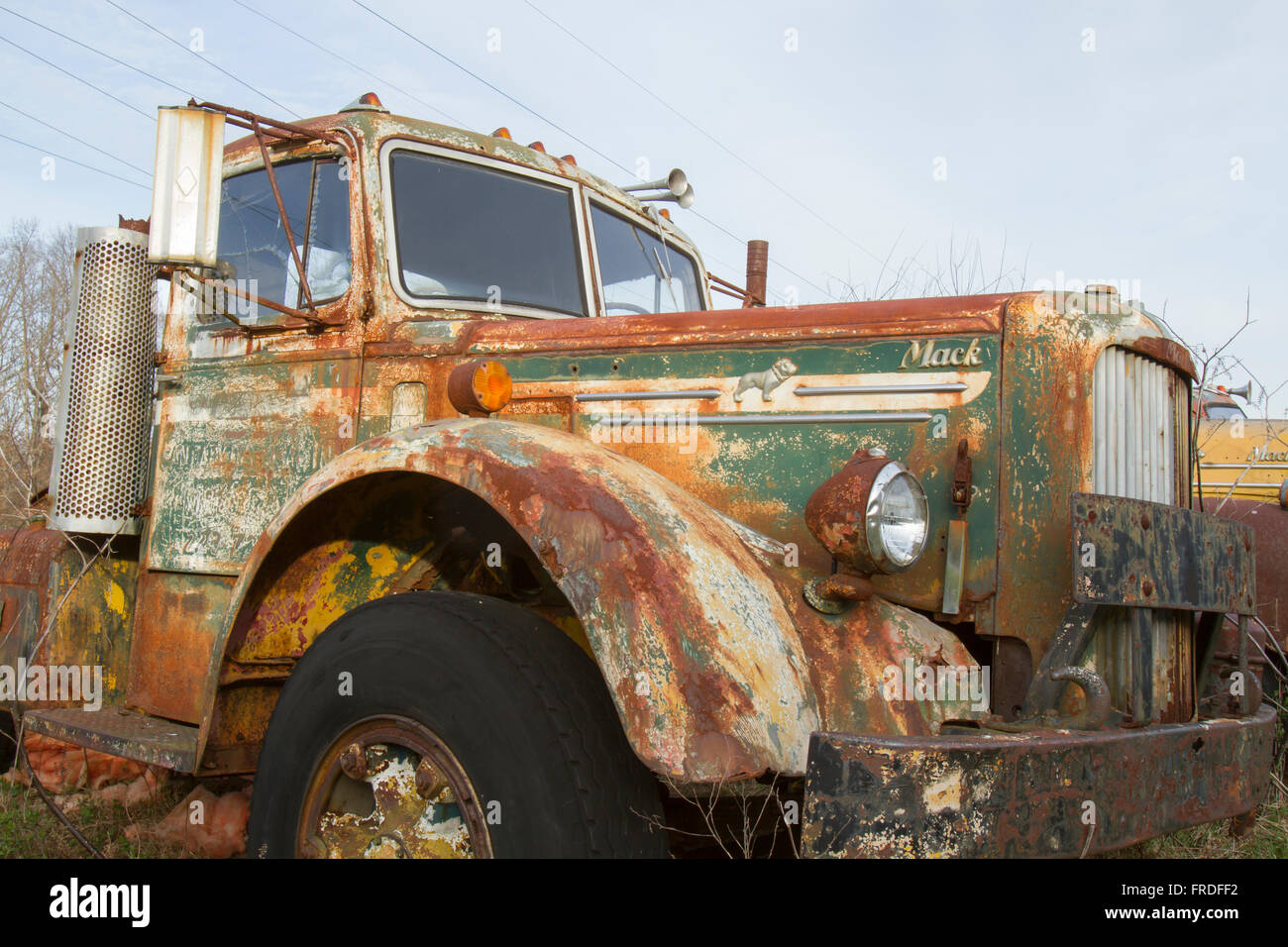 Old mack truck Banque de photographies et d’images à haute résolution ...