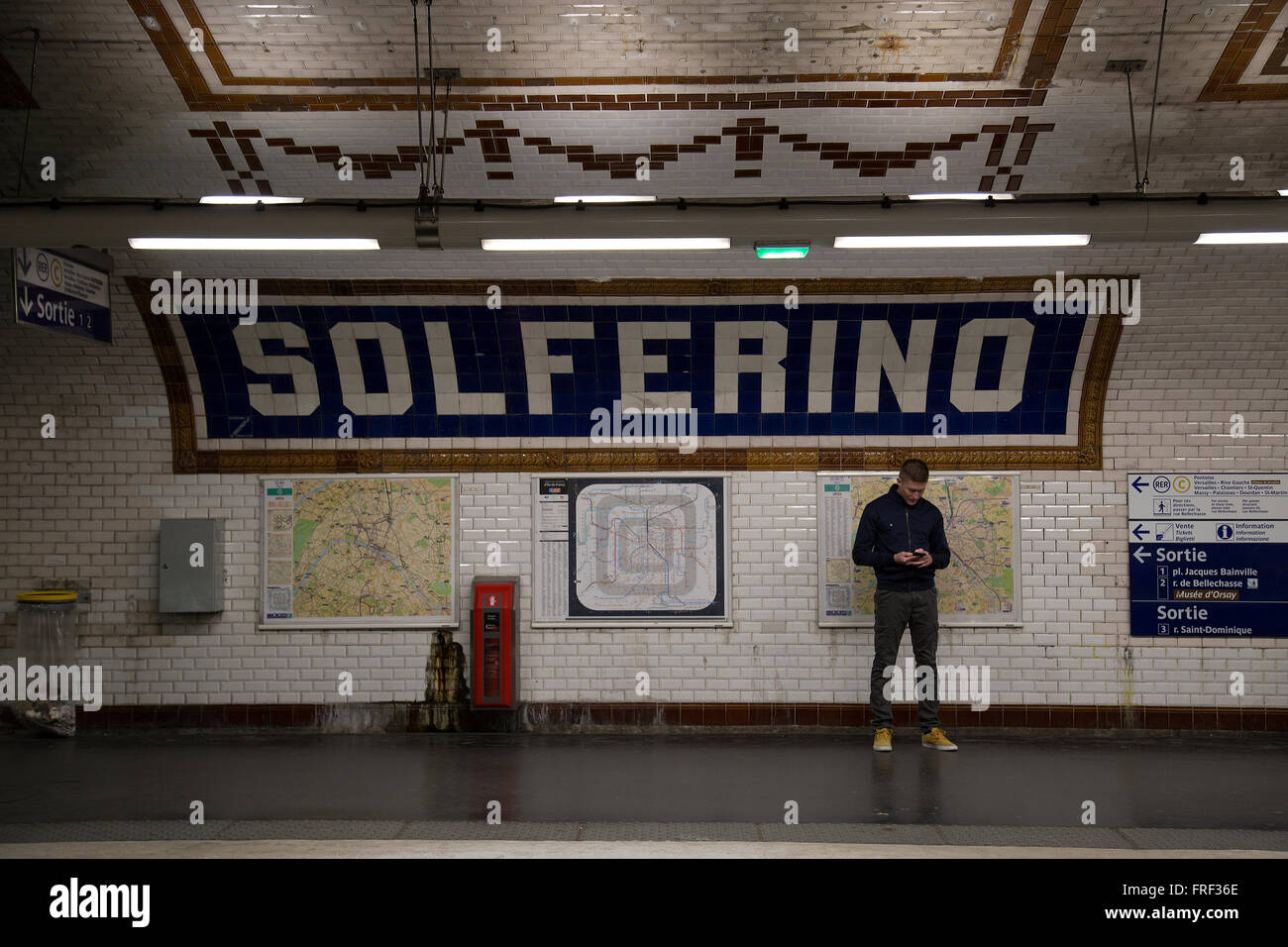 Paris metro sign platform Banque de photographies et d’images à haute ...