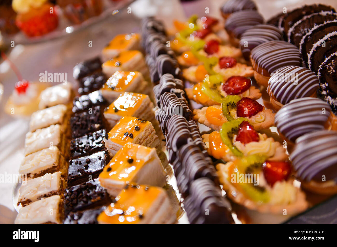 Différents types de gâteaux sur une plaque et feu avec Photo Stock - Alamy