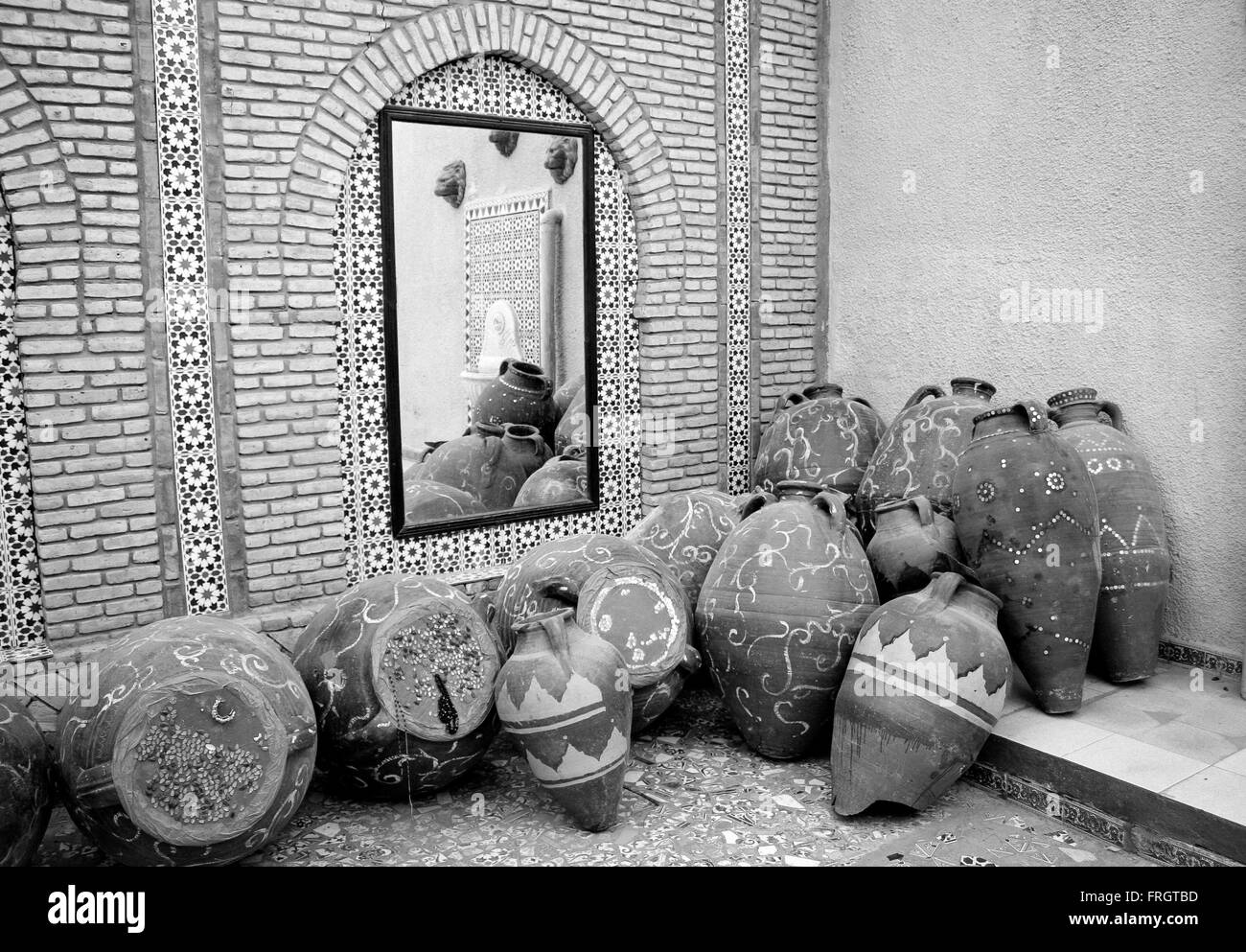 Gros pots en céramique colorée en arabe à l'intérieur d'un patio arabe ...