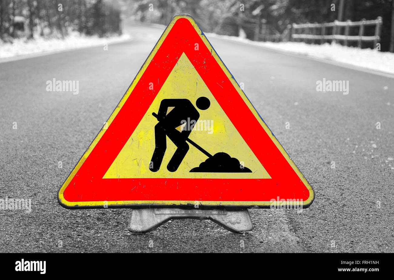 Triangle de signalisation des travaux en cours dans la route avec les ...