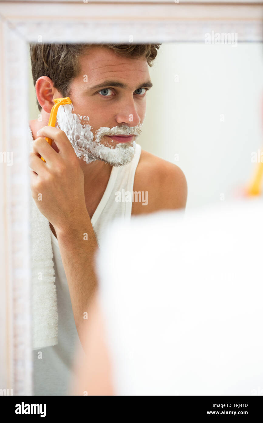 Homme en train de se raser Banque de photographies et d’images à haute ...