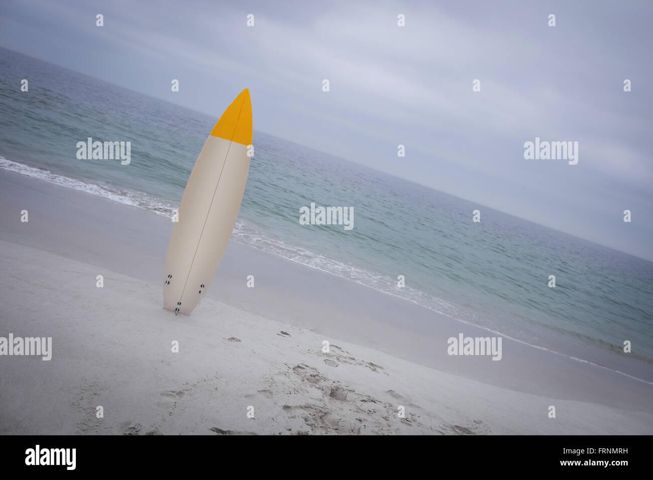 Planche de surf debout sur le sable Banque de photographies et d’images ...