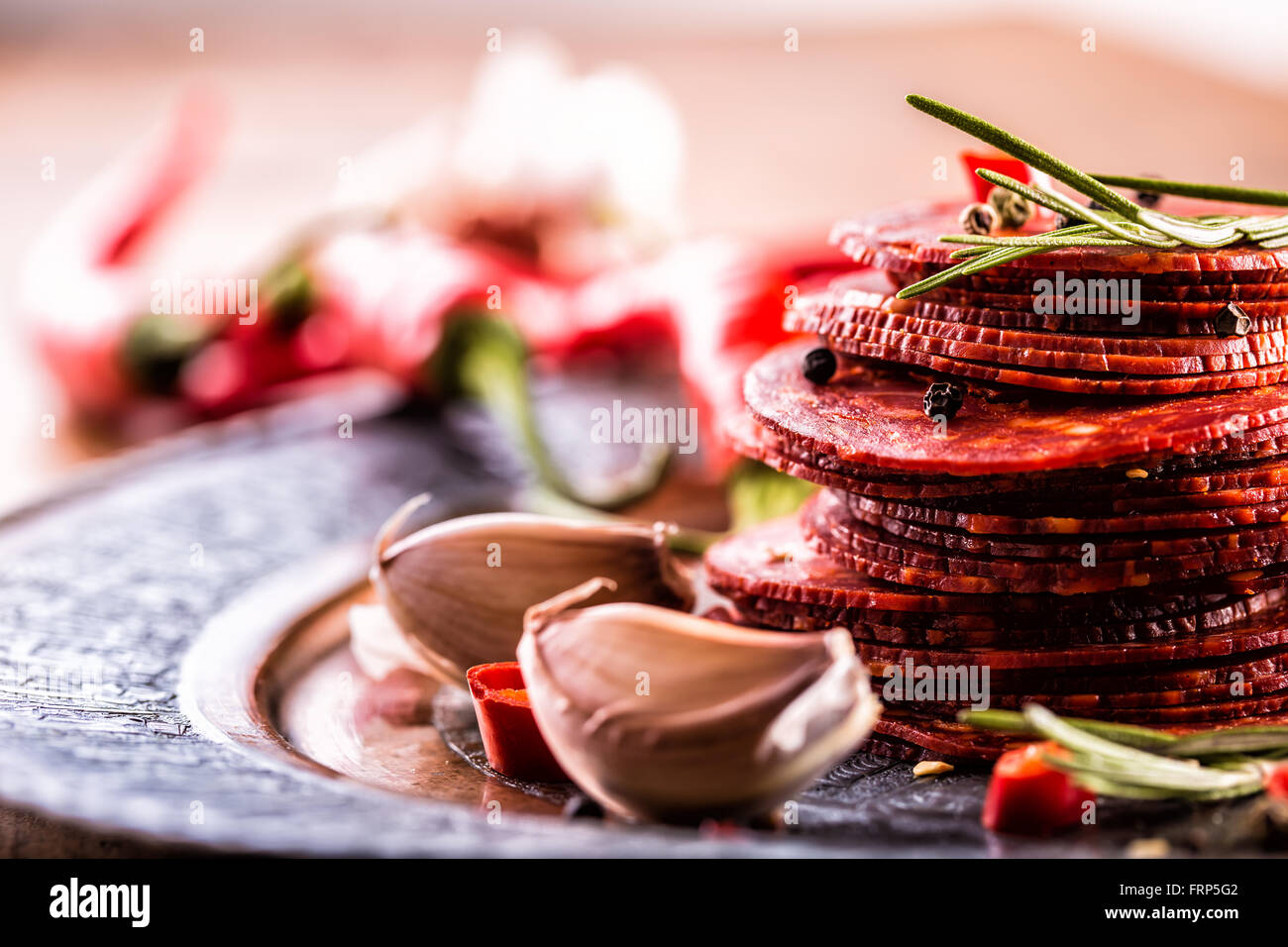 La saucisse Chorizo. Chorizo traditionnel espagnol, à l'aide de fines ...