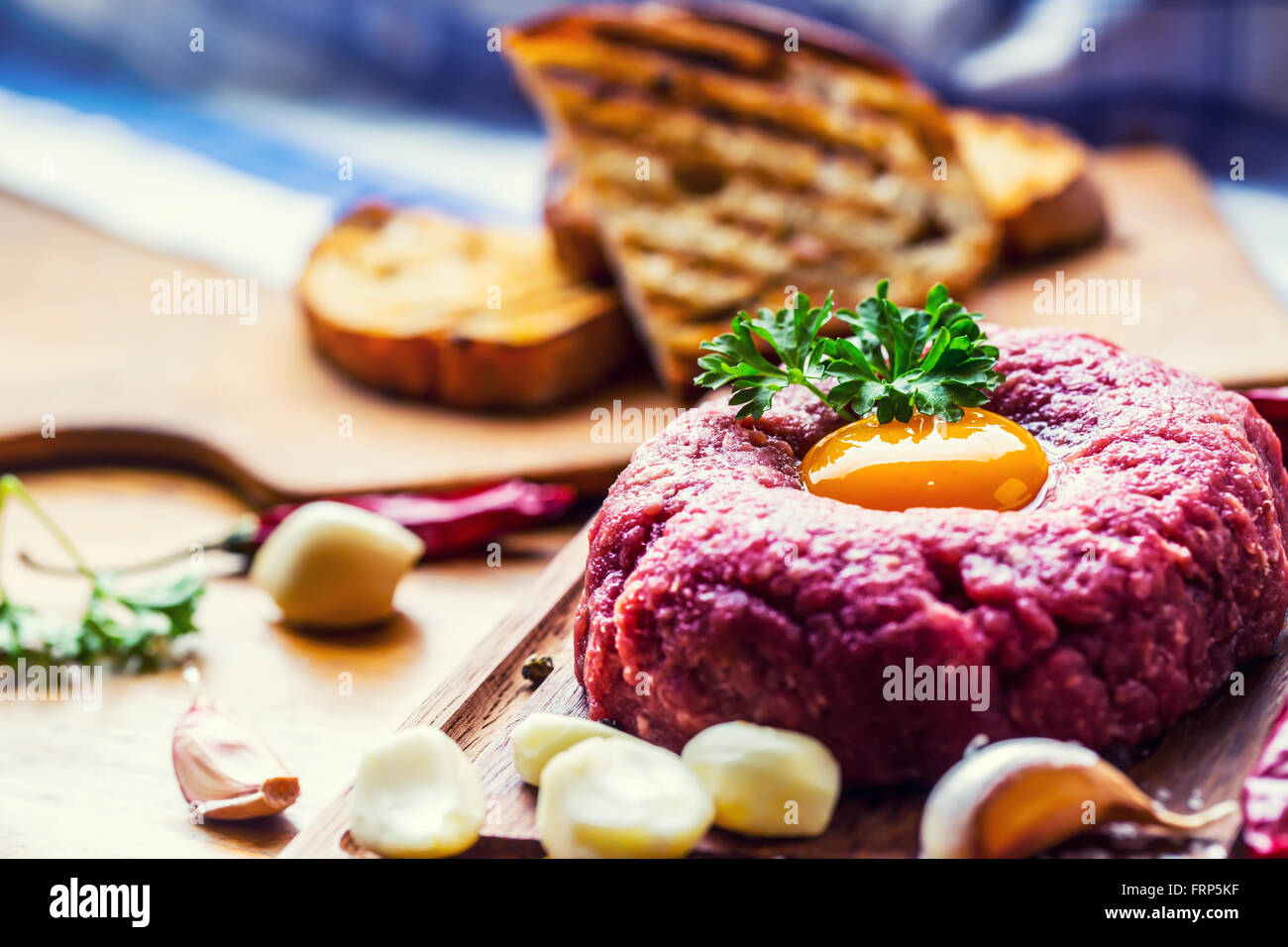 Le boeuf cru savoureux .Steak tartare. Steak tartare classique sur ...
