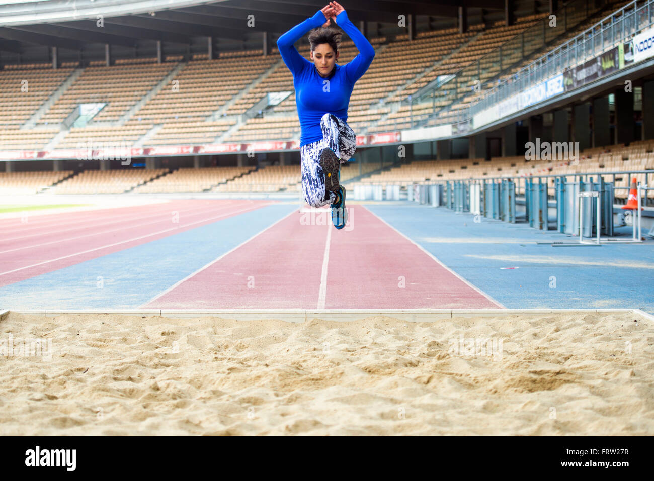 Long jump athlete Banque de photographies et d’images à haute ...