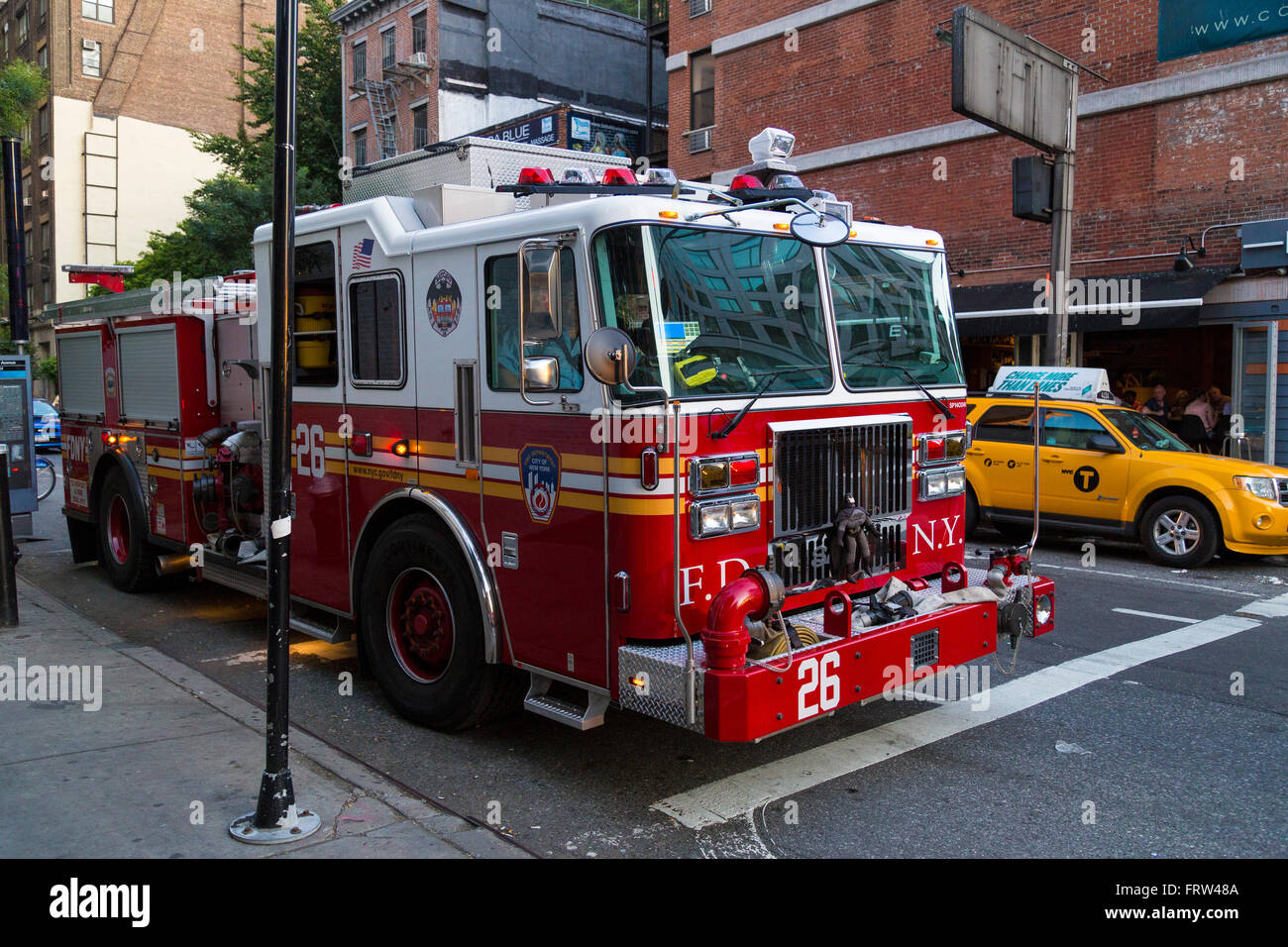 Rue de camion rouge fdny pompier Banque de photographies et d’images à ...