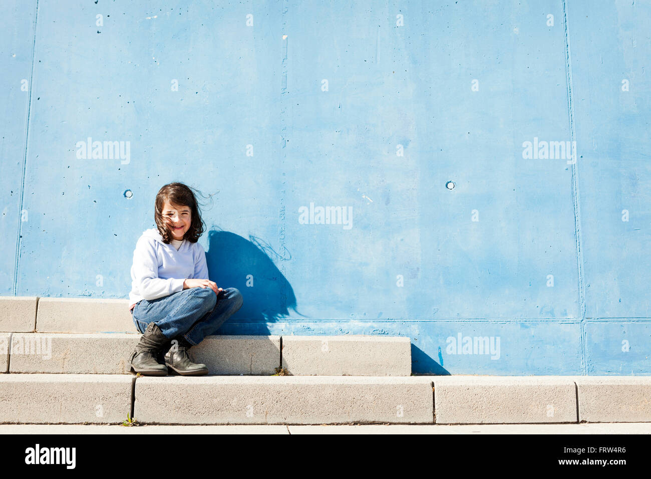 Little girl sitting on steps Banque de photographies et d’images à ...