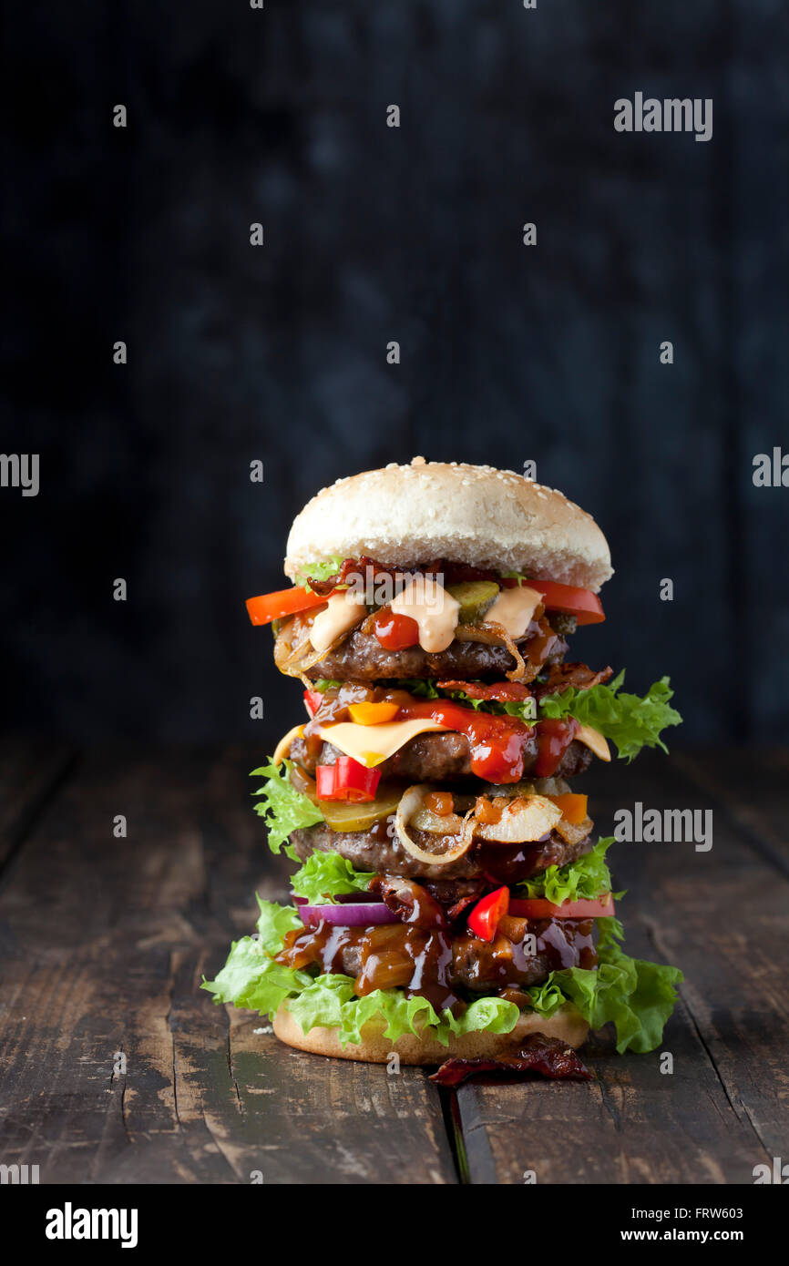 Extra large burger Banque de photographies et d’images à haute ...