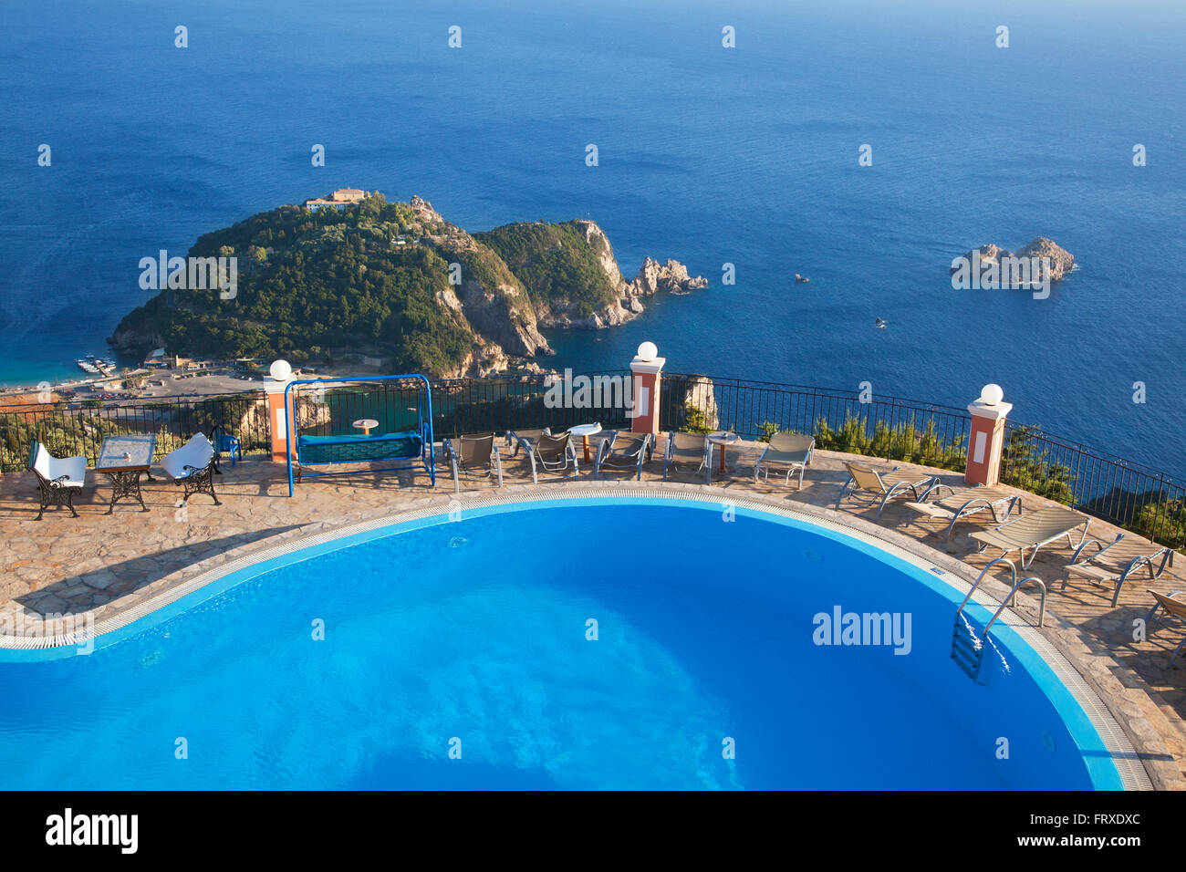 Vue de la piscine du Golden Fox Hotel sur la baie de Paleokastritsa ...