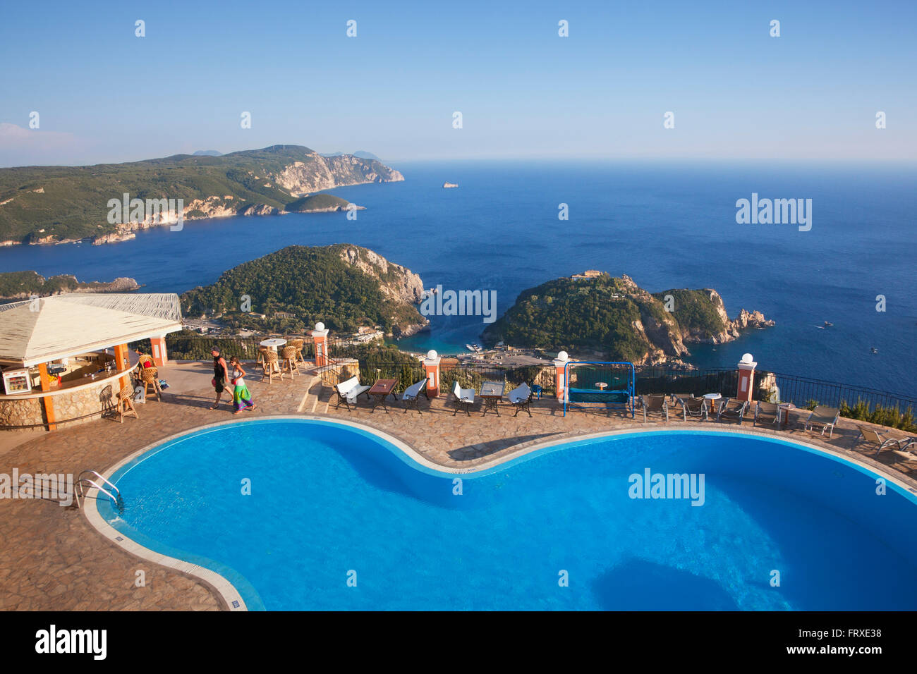 Vue de la piscine du Golden Fox Hotel sur la baie de Paleokastritsa ...