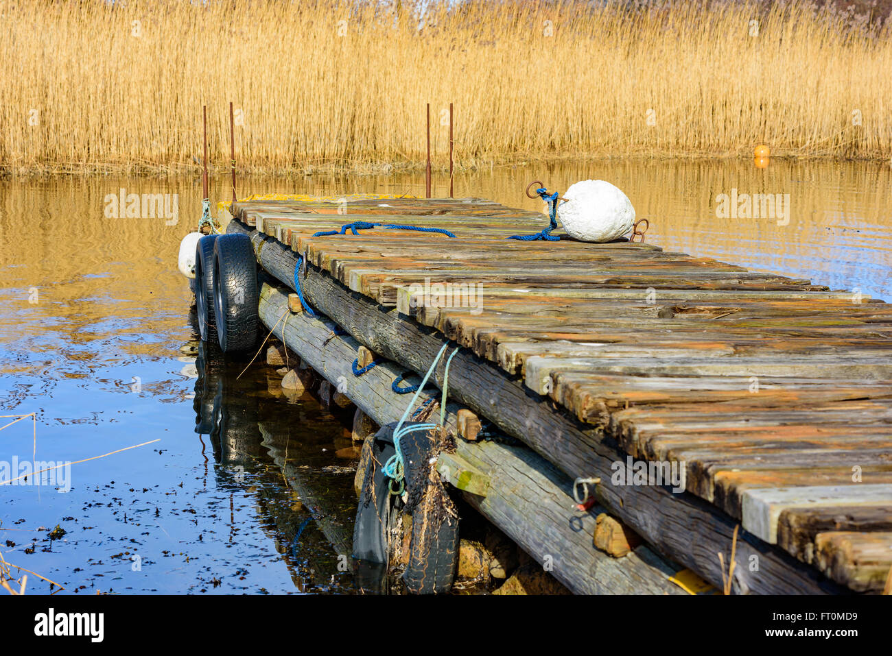 Une jetée en bois robuste aux beaux environs. Encore de l'eau et jaune ...