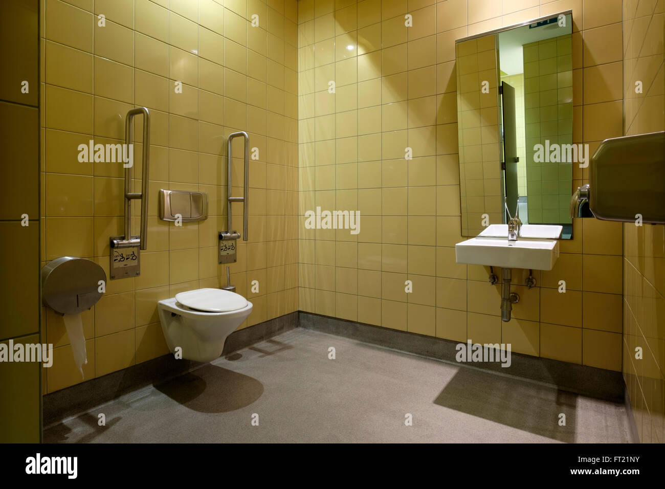 Handicap toilet Banque de photographies et d’images à haute résolution ...