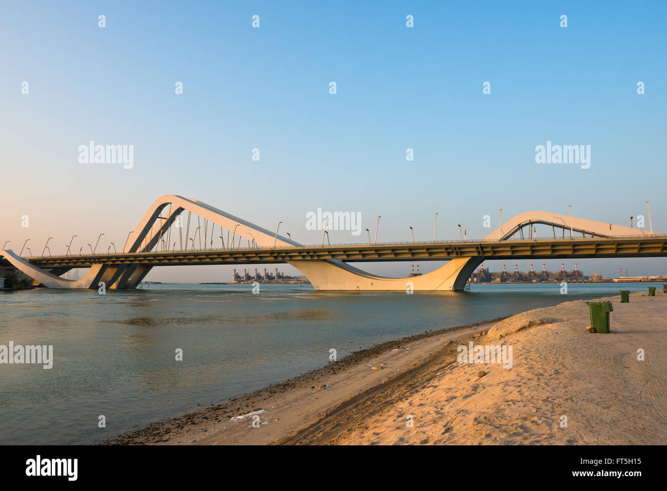 Cheikh zayed bridge sur abu dhabi Banque de photographies et d’images à ...