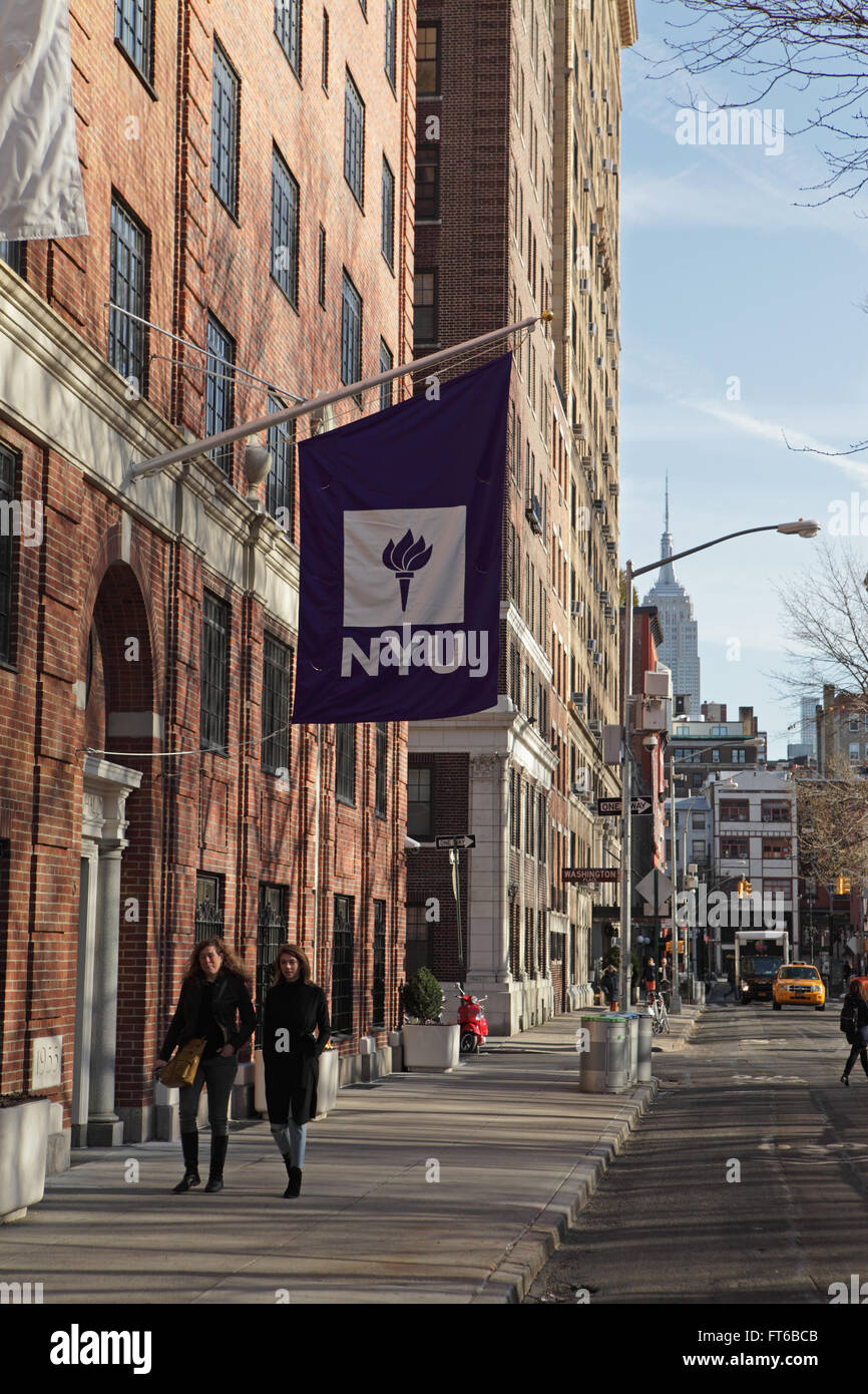 Les bâtiments de l'Université de New York avec le drapeau logo violet ...