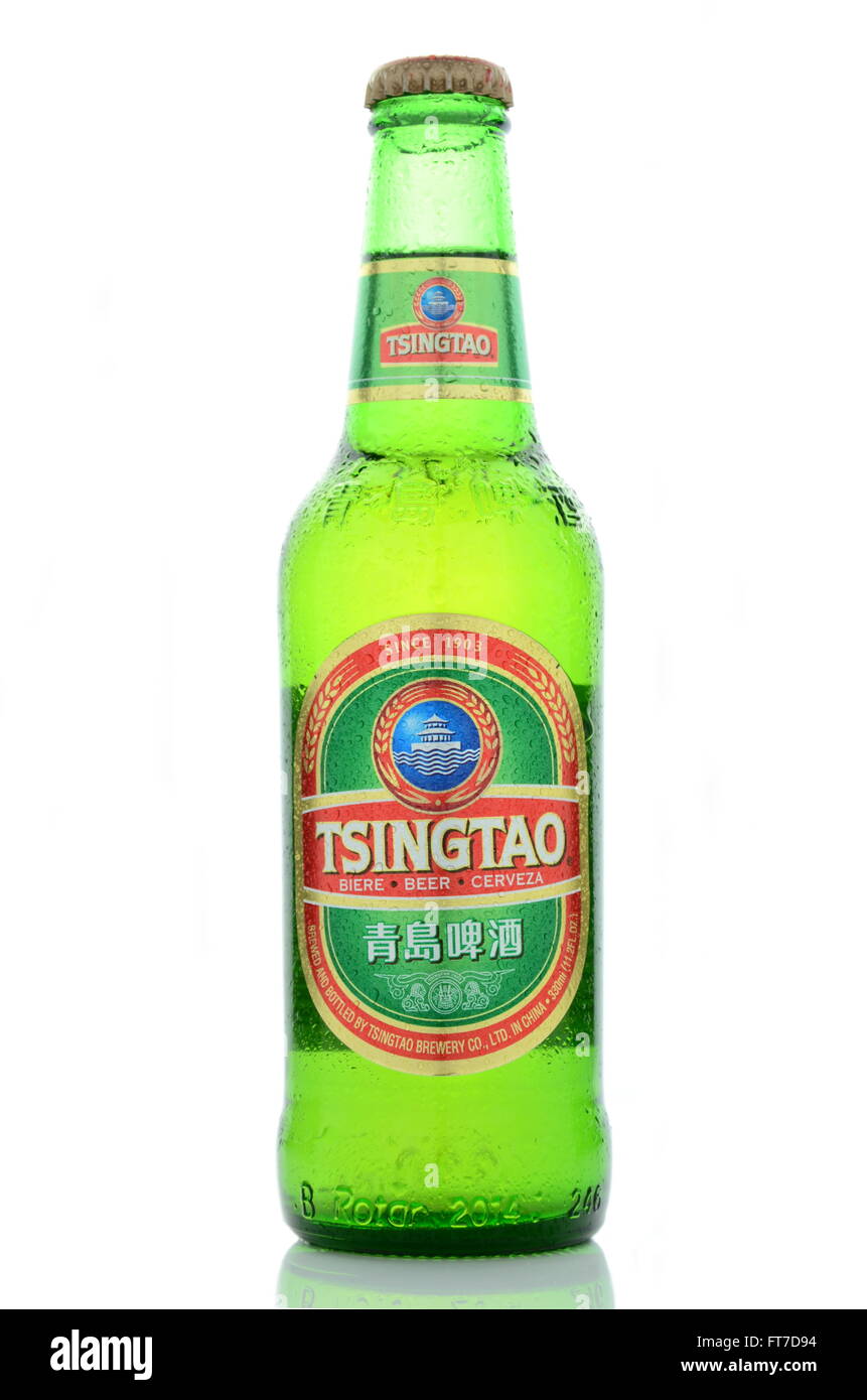 La bière Tsingtao isolé sur fond blanc. Tsingtao Brewery est la ...