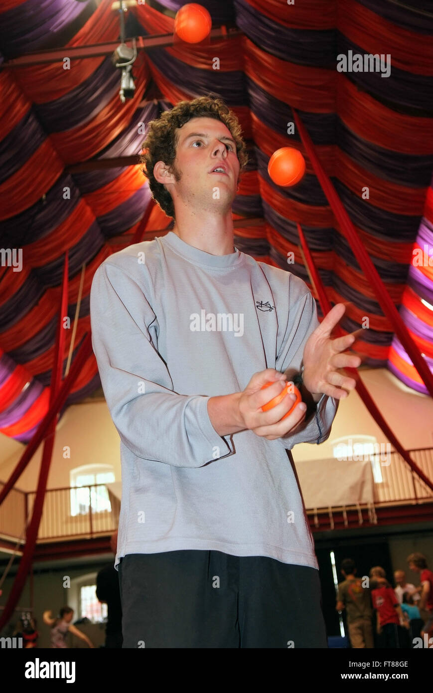 Cirque de Wookey Hole, Gerry Cottle's Hocus Pocus école de cirque pour ...