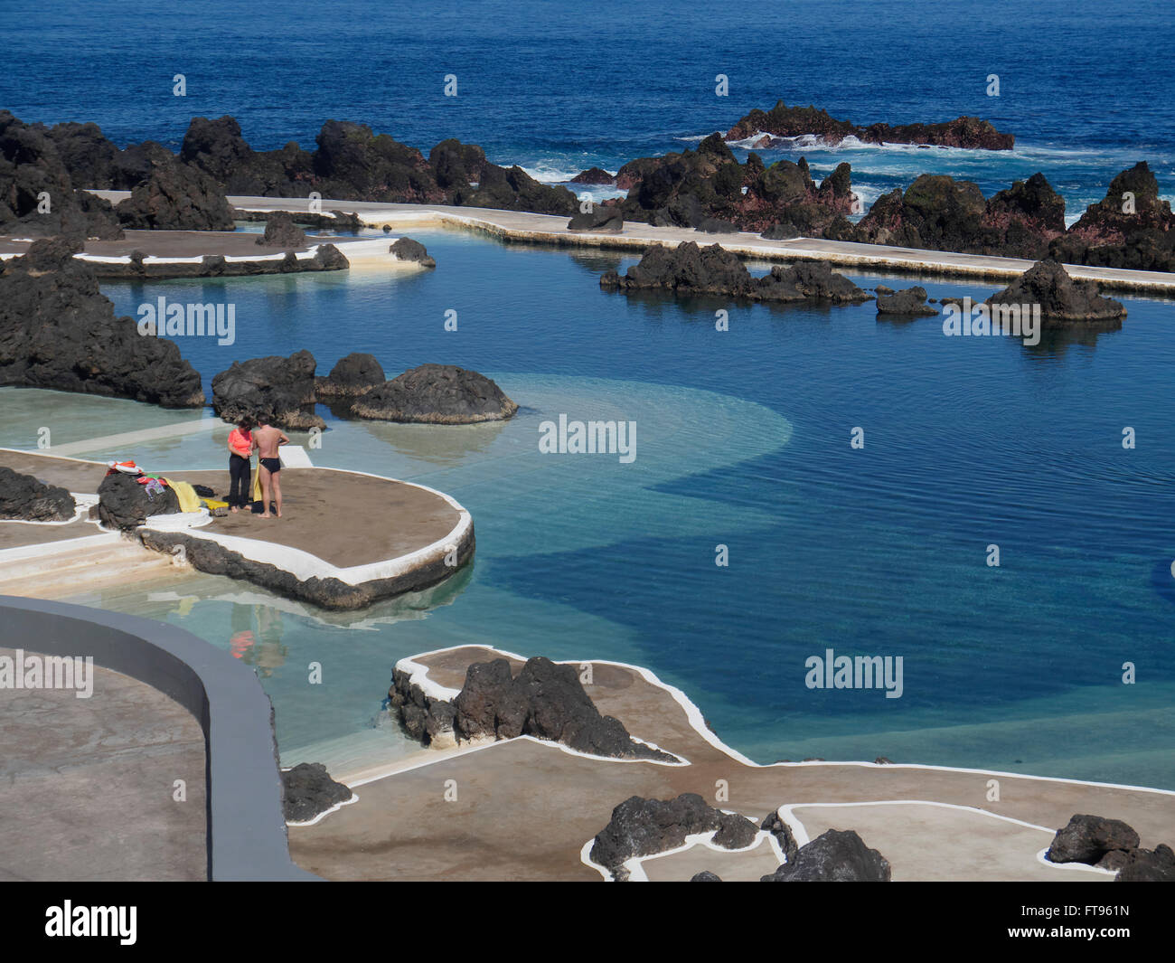 Porto Moniz, piscines naturel volcanique sur la plage entre les rochers ...