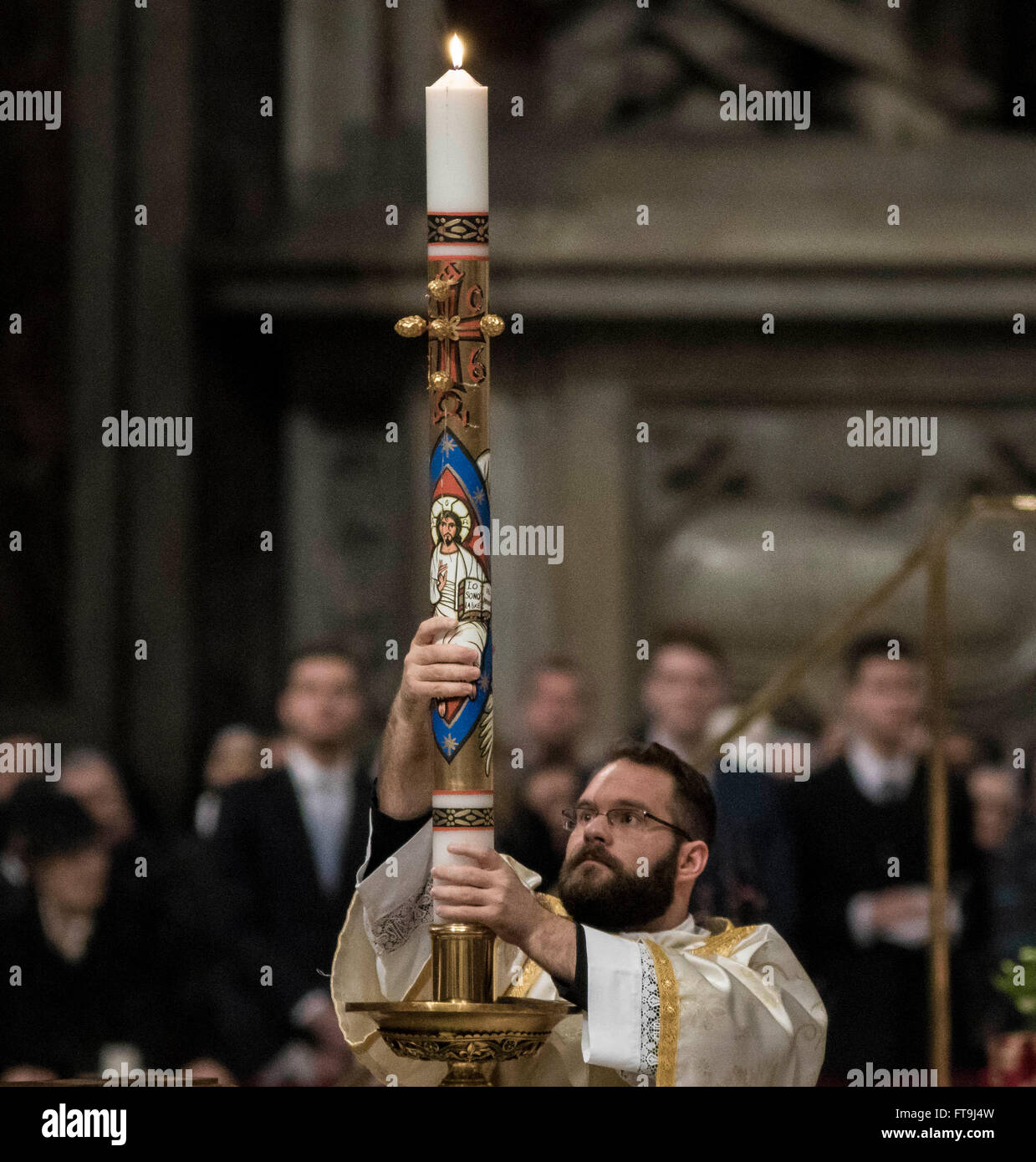 Cité du Vatican, Vatican. Mar 26, 2016. Un prêtre tient le cierge ...