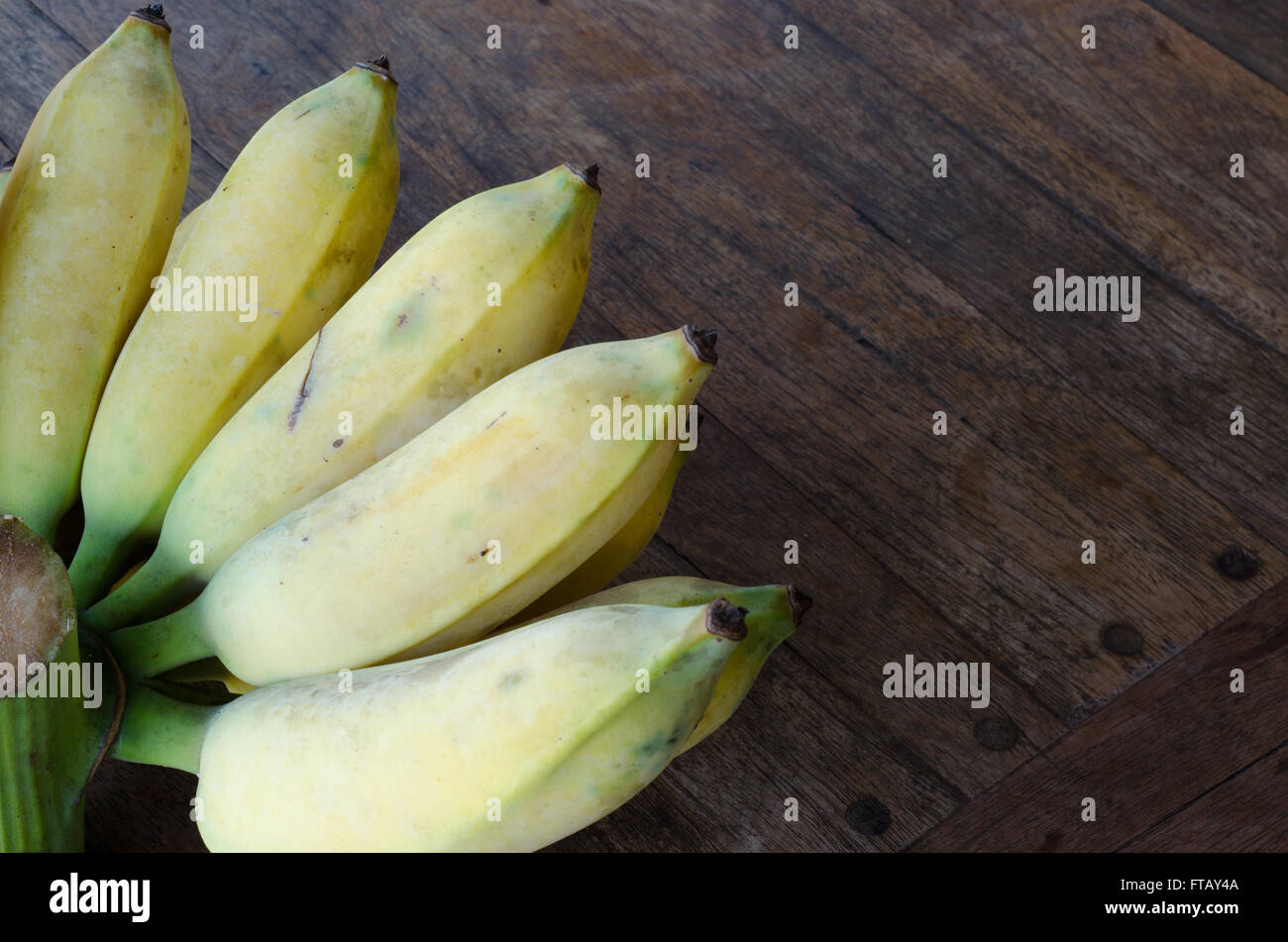 Banane sur table Banque de photographies et d’images à haute résolution ...