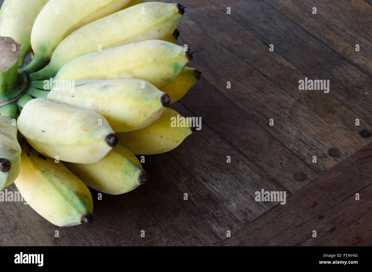 Musa sapientum banane sur table en bois Photo Stock - Alamy