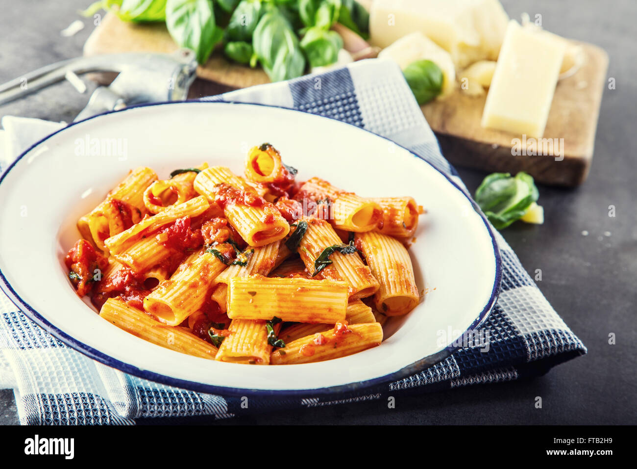 Les pâtes. Une cuisine italienne et méditerranéenne. Rigatoni Pâtes ...