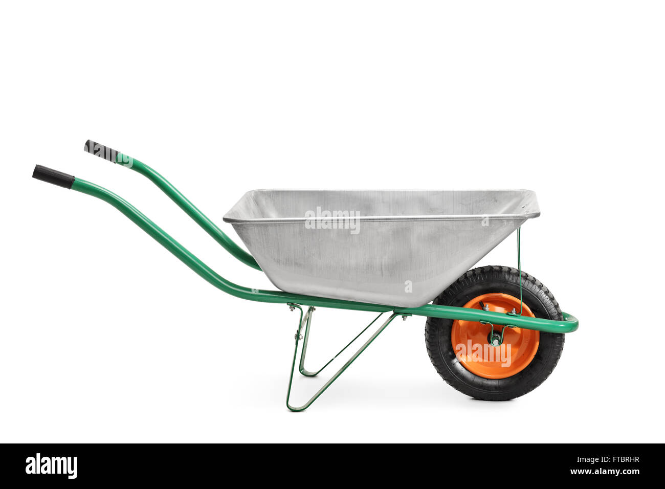 Portrait d'une brouette métal avec poignées vertes isolé sur fond blanc ...