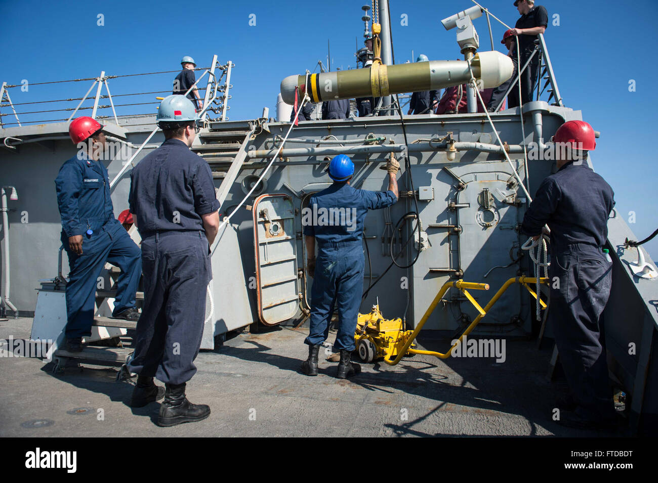 150411-N-RB546-021 MER MÉDITERRANÉE (11 avril 2015) le transfert des ...