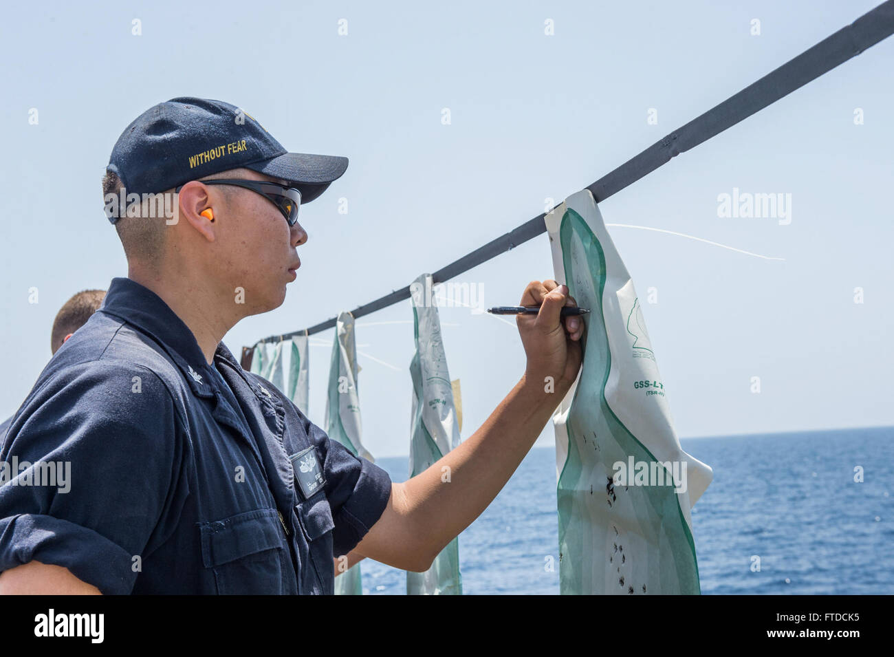 150518-N-XB010-169 MER MÉDITERRANÉE (18 mai 2015) Gunner's Mate 3 ...