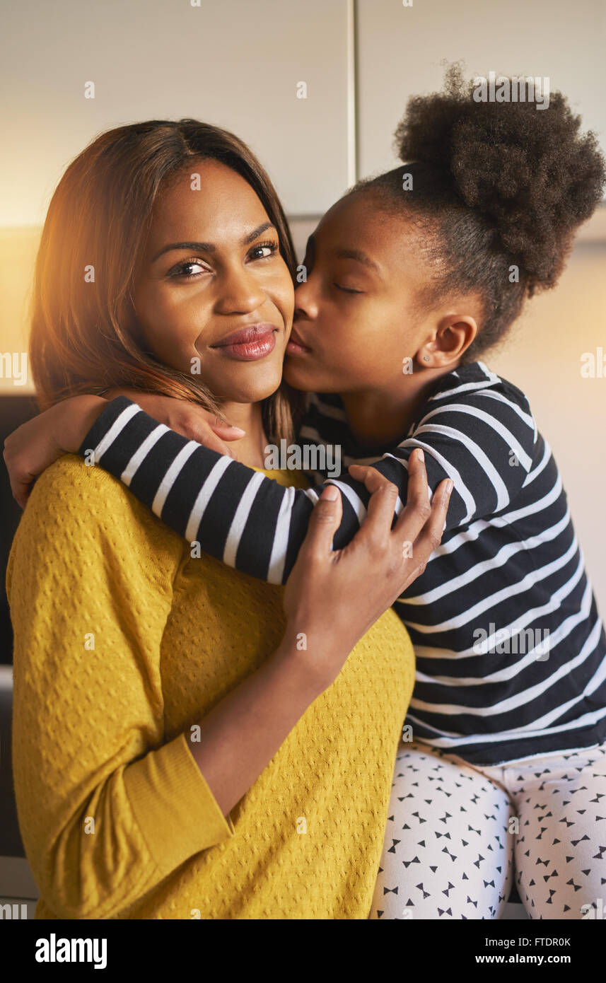Portrait De Famille Belle Black Maman Et Fille Les Baisers Et Lamour