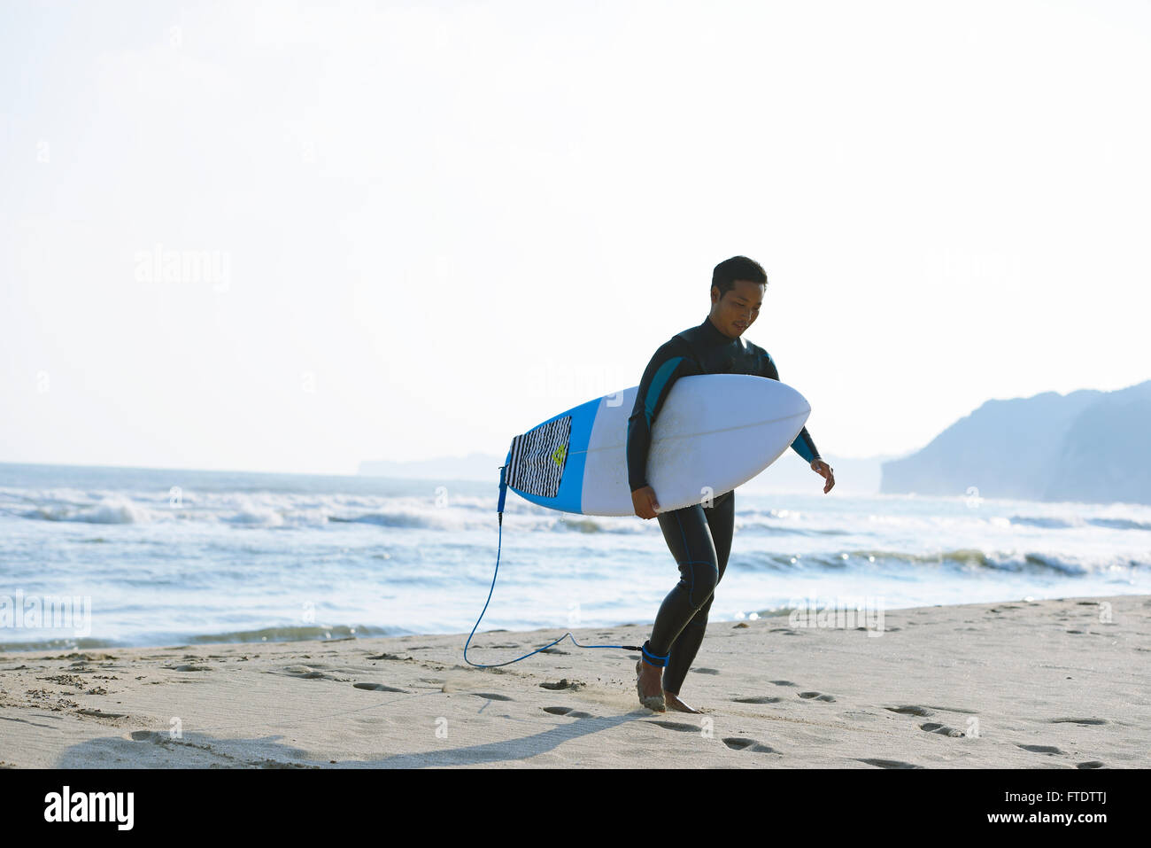 Surfeur marchant au bord de la mer Banque de photographies et d’images ...